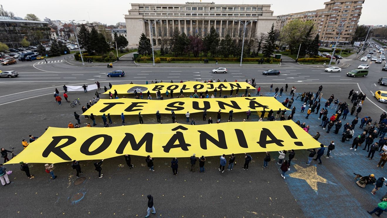 “Bolojan, te sună România”: Protest pro-justiție în Piața Victoriei